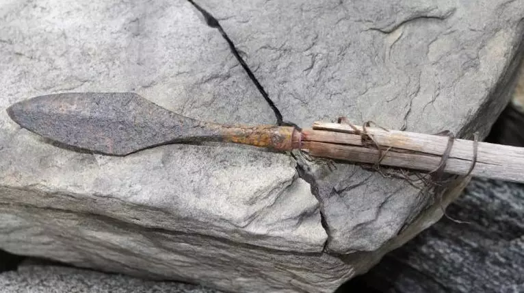 Degelanta glacio en Norvegio malfermis la trezorejon de antikvaj ĉasaj artefaktoj