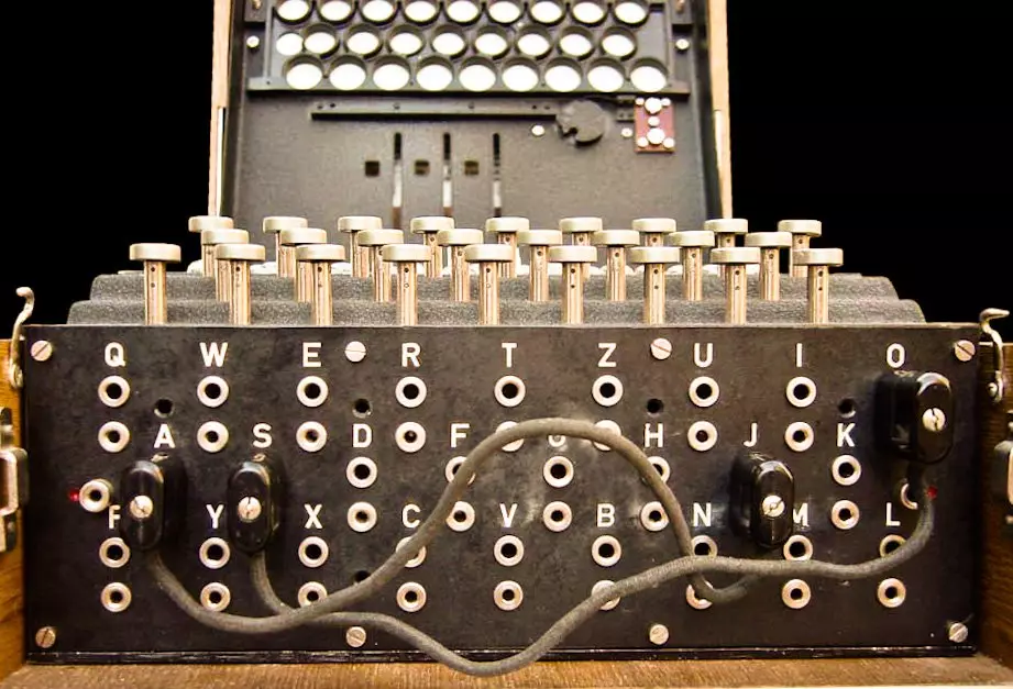 Na dnu Baltskega morja je našla stroj za šifriranje "Enigma"