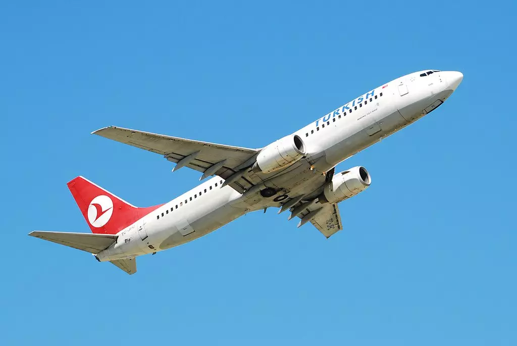 Burung menggunting Boeing hidung Turkish Airlines