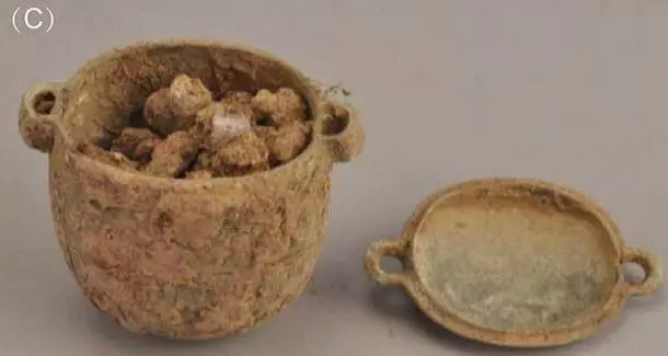 У стародавній могилі китайського дворянина знайшли банку з кремом з місячного молока