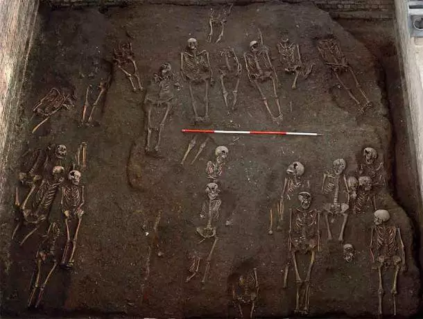 मध्ययुगीन कब्रिस्तान पर पाए जाने वाले पुरुषों में से आधे हड्डियों को तोड़ दिया गया था