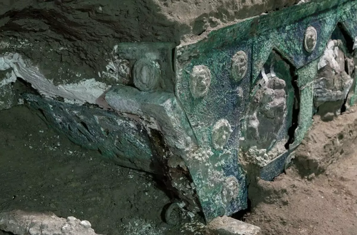 Near Pompei found a unique antique chariot