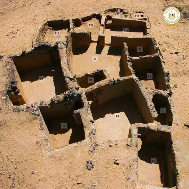 在埃及，找到了聖經銘文的修道院的廢墟