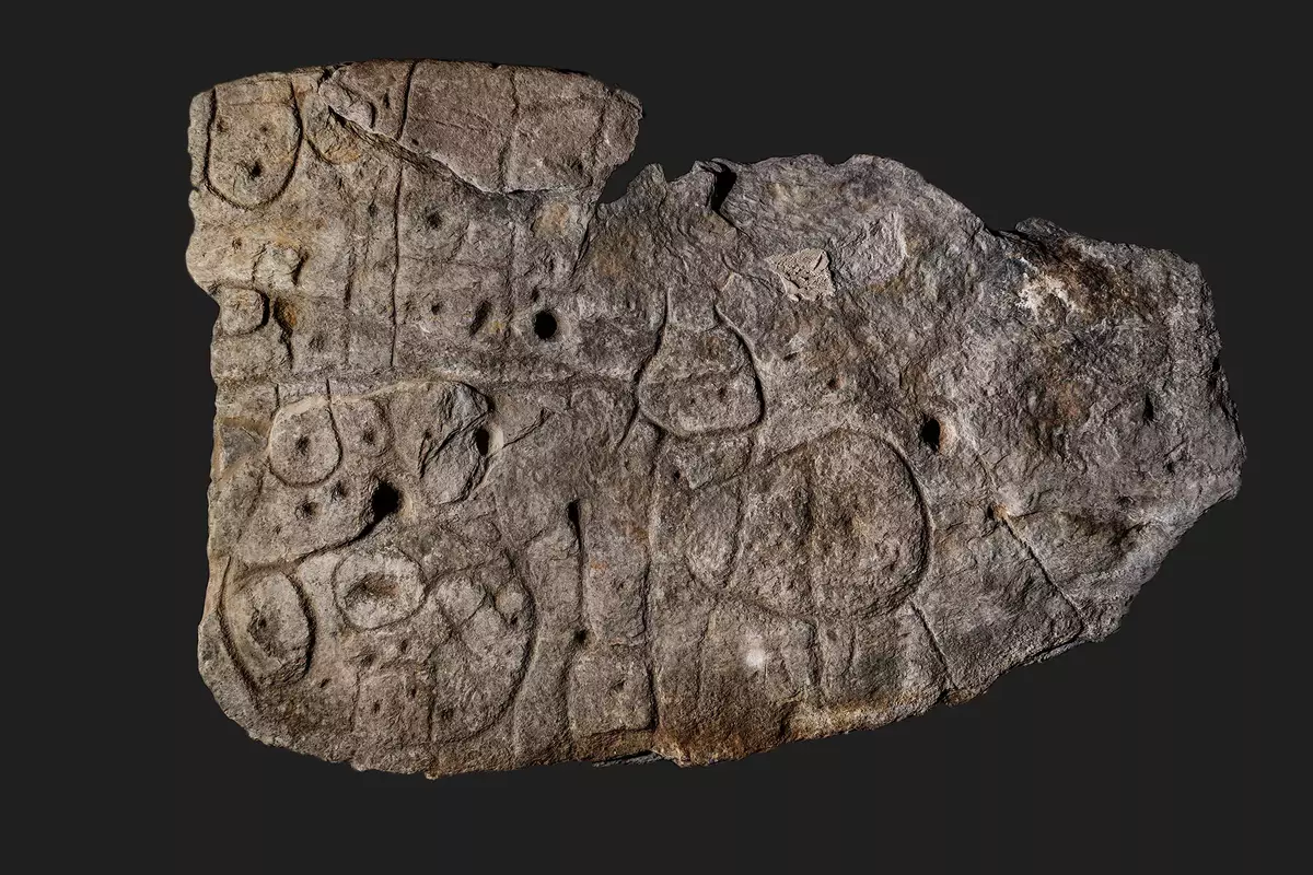 Pamiršta akmens plokštė pasirodė esanti seniausia kortelė Europoje