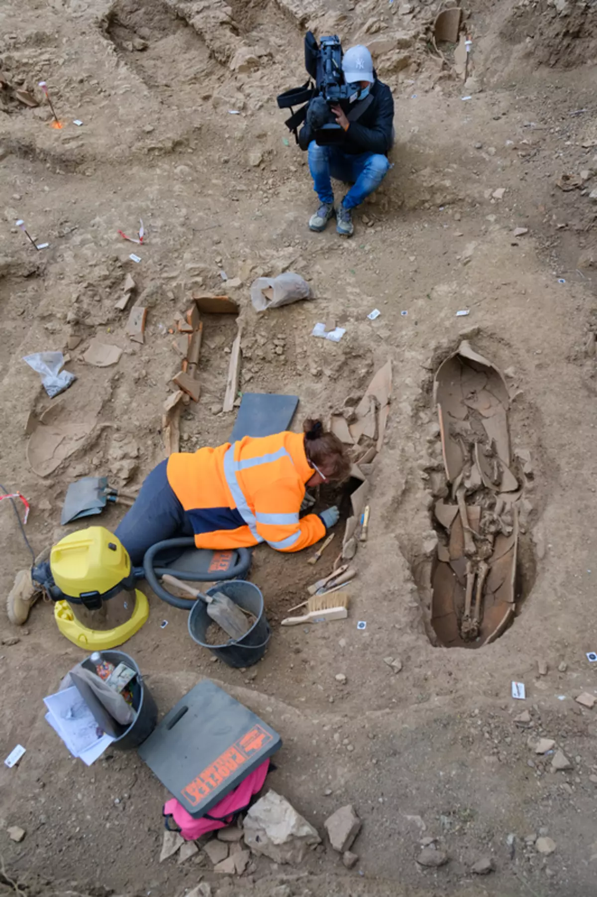 At Corsica found mass burial of people in giant amphoras