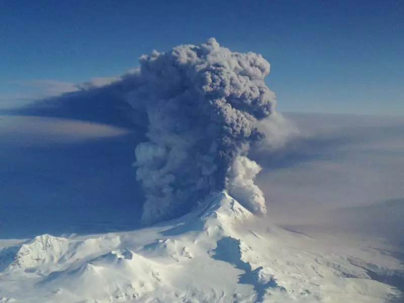 Volcano Alaska viskas 6-kilomeetri kolonni tuhk