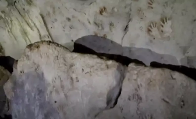 Mayako antzinako kobazuloan, haurren eskuen hatz-marka batzuk aurkitu zituzten