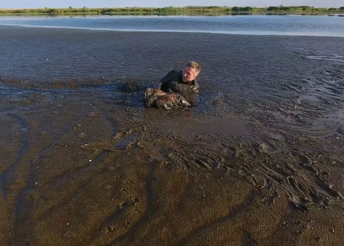 진흙에 갇혀있는 독수리 구원 : 비디오