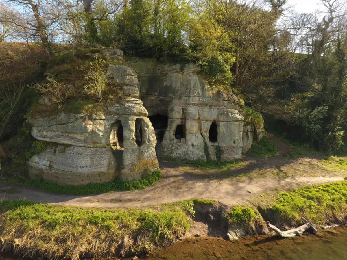 英格蘭中心的洞穴可能是家庭推翻國王諾福利亞