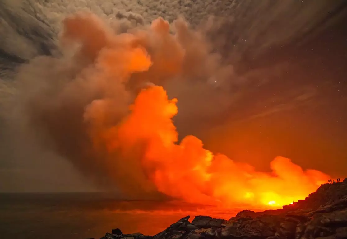 Hawaiiko sumendiaren erupzioa: gaueko pinturak