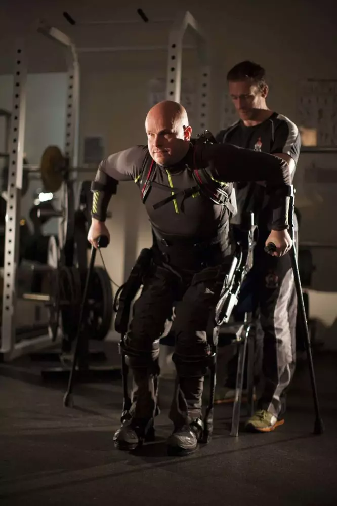 Exoskeleton એક લકવાગ્રસ્ત વ્યક્તિને ઉઠવા અને જવા માટે મદદ કરે છે