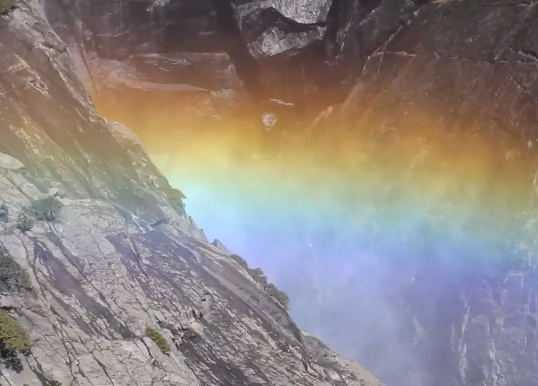 Rainbow dros raeadr ym Mharc Yosemsky: Fideo