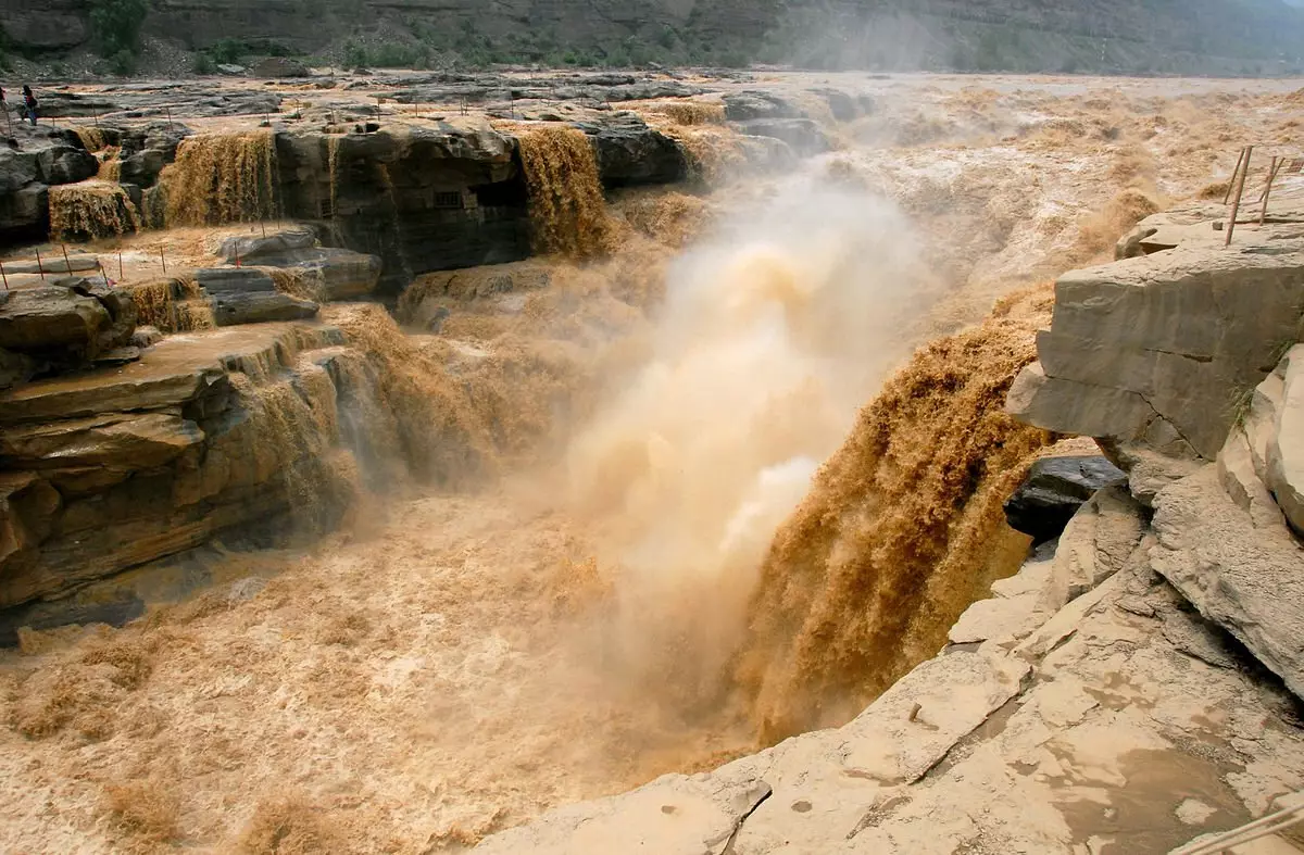 中国の黄色い滝は透明になっています：ビデオ