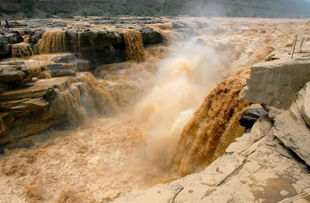 Yellow waterfall in China has become transparent: video