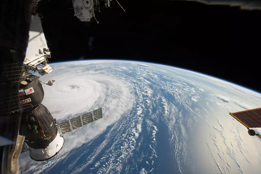 Tá primorye agus an tSeapáin ag druidim le typhoon cumhachtach taifeadta