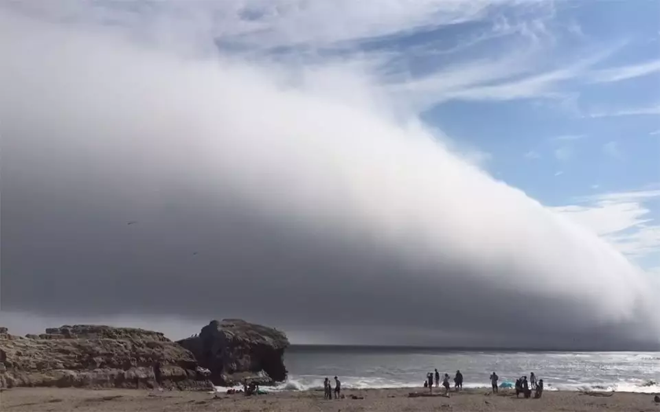 Thunder límec přes pláž v Kalifornii: video