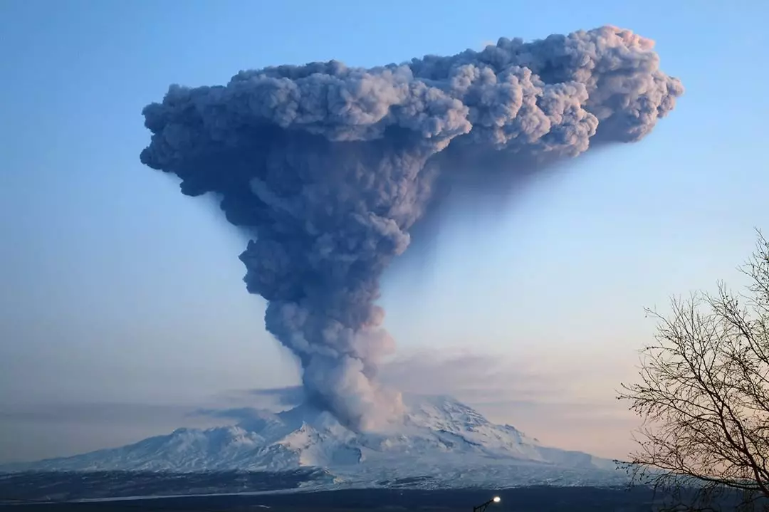 Volcano Shiveluch melemparkan lajur abu selama 10 kilometer