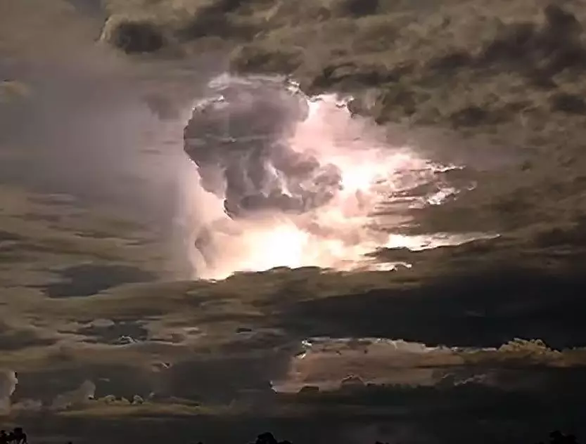 Όμορφη καταιγίδα πάνω από την Αυστραλία: Βίντεο