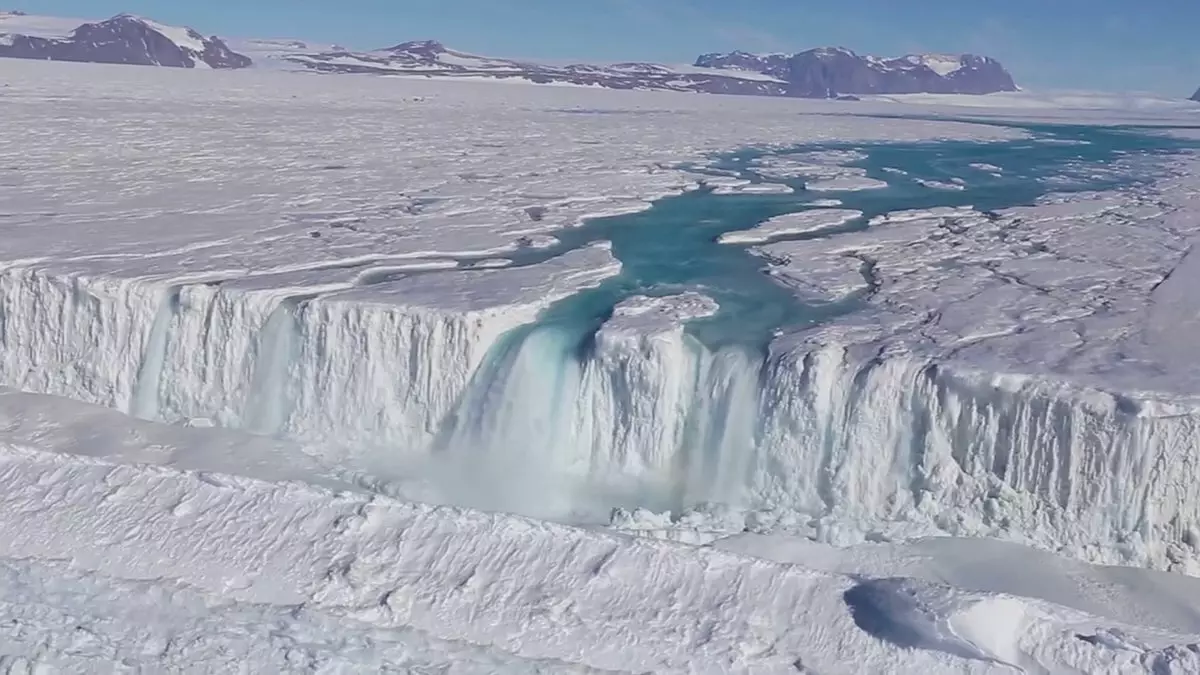 Wou am Antarktica Waasserfall: Video