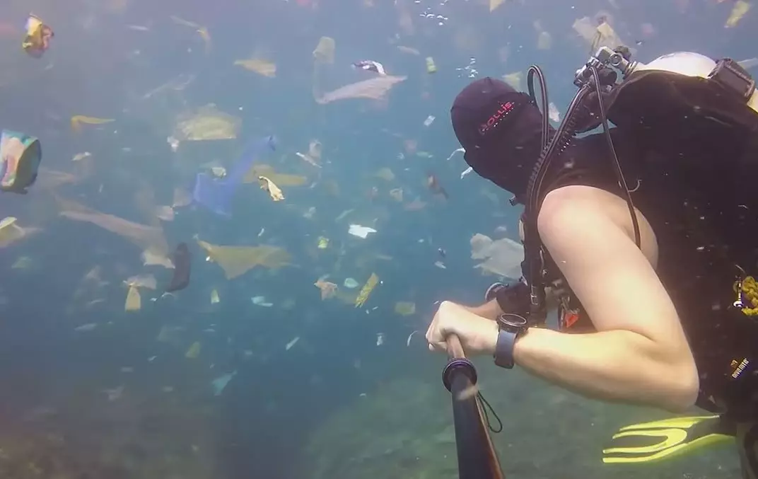 Ką mes padarėme: plastikinė jūrą nuo Balio pakrantės