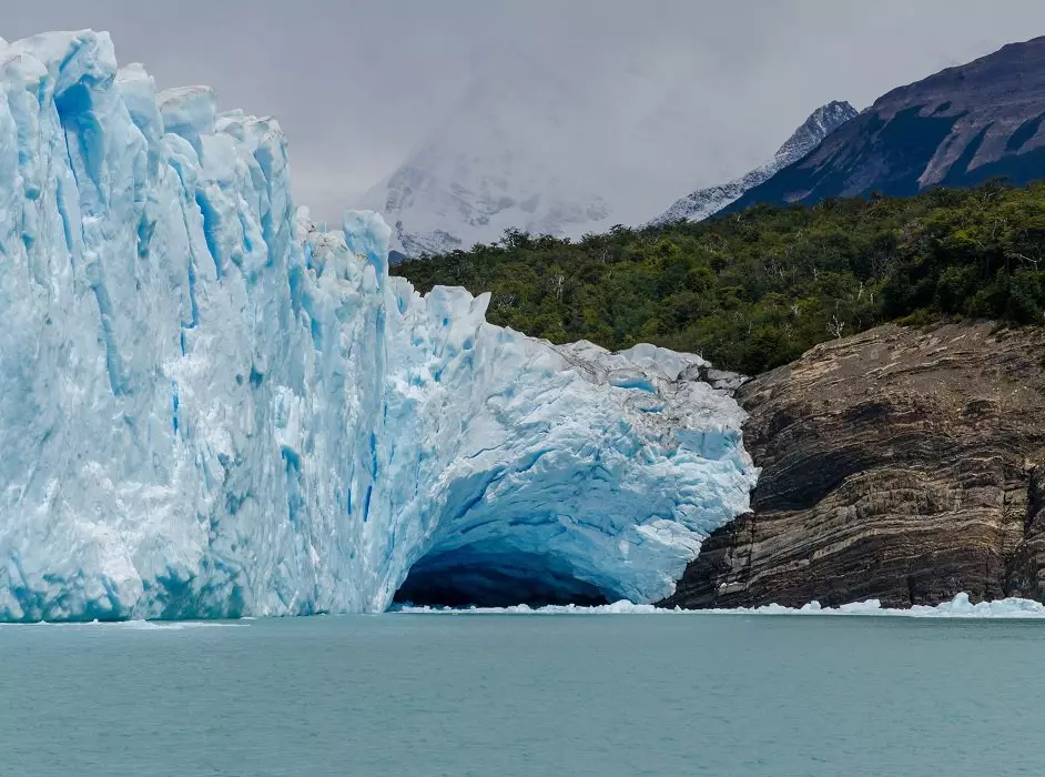 De ferneamde arch op 'e gletsjer Perrito-Moreno stoarte opnij