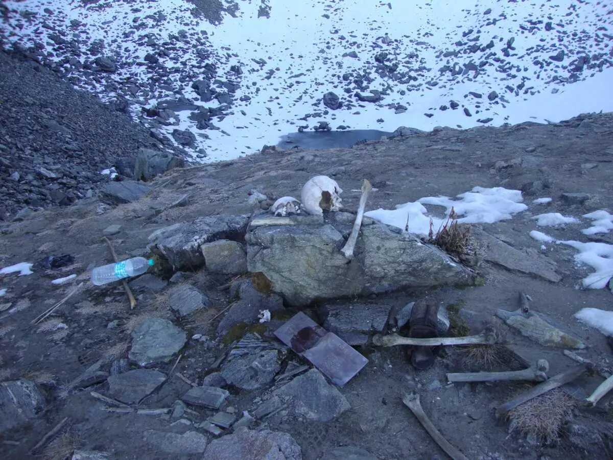 Misteryo "Lake Skeletons" sa Himalayas: Tinanggihan ng mga siyentipiko ang lahat ng mga teorya ng kanyang hitsura