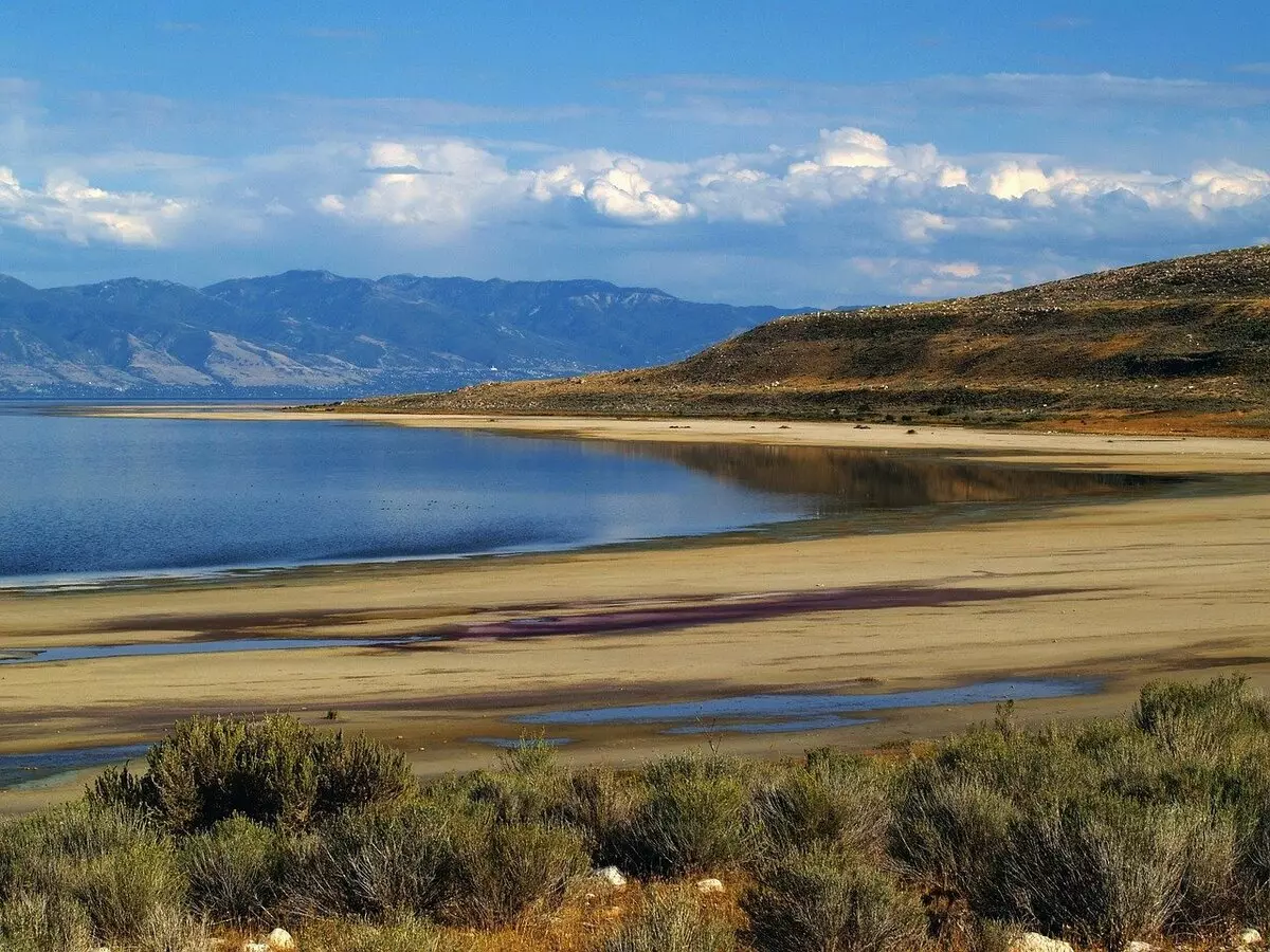 UTUは、歴史的な最小を実現した大規模な塩辛い湖の水位