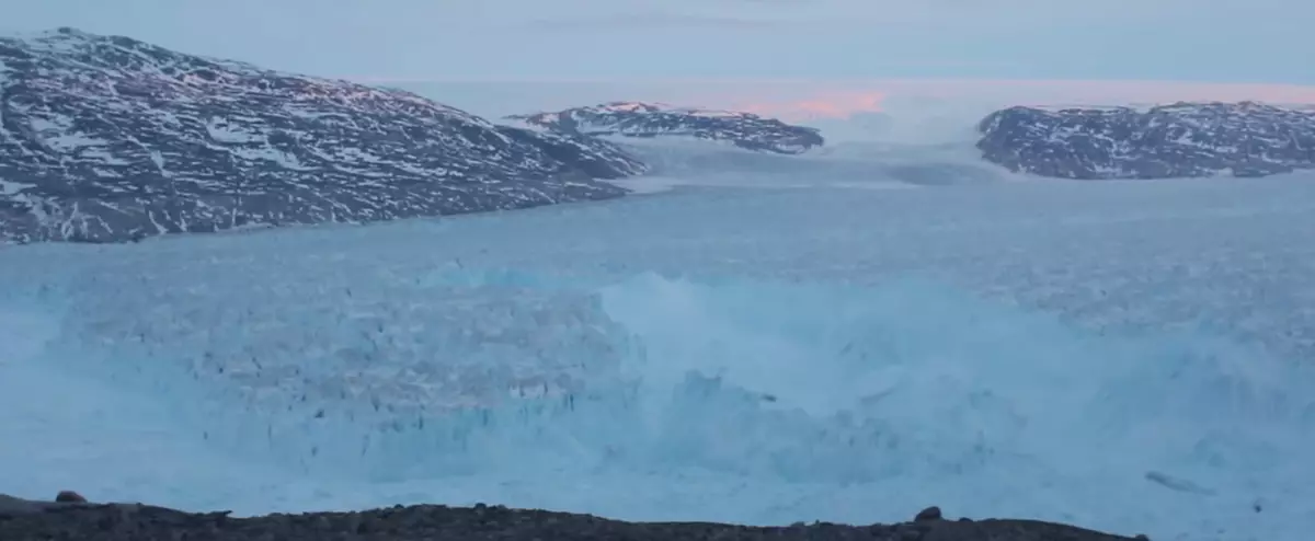 Πώς έξι χιλιόμετρα παγόβουνο γεννήθηκε: Βίντεο