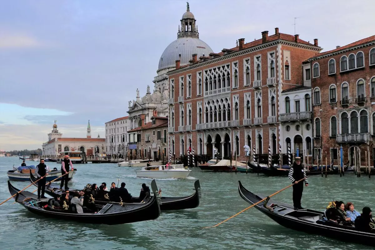 Veneetsias on kümneid erinevaid keerustusi. Linna linnapea nägi välja Tokyo teise