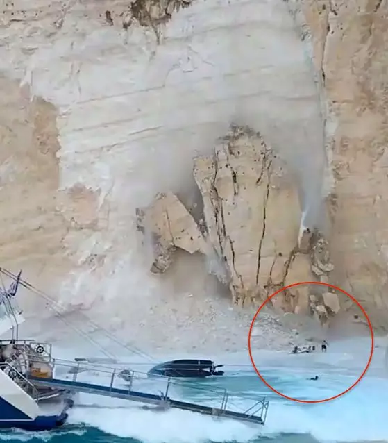 在受歡迎的希臘海灘，岩石倒塌了：視頻