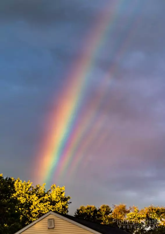 Umiddelbart fem regnbuer i himmelen: en sjelden ramme