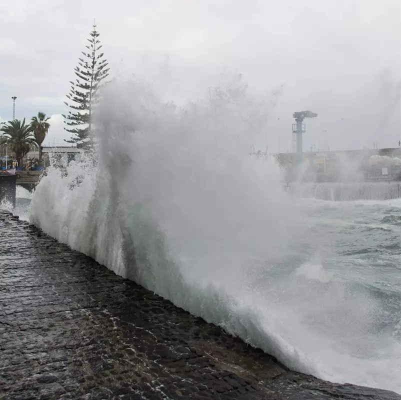Giant valovi gledaju na odmarališta Španjolske: video
