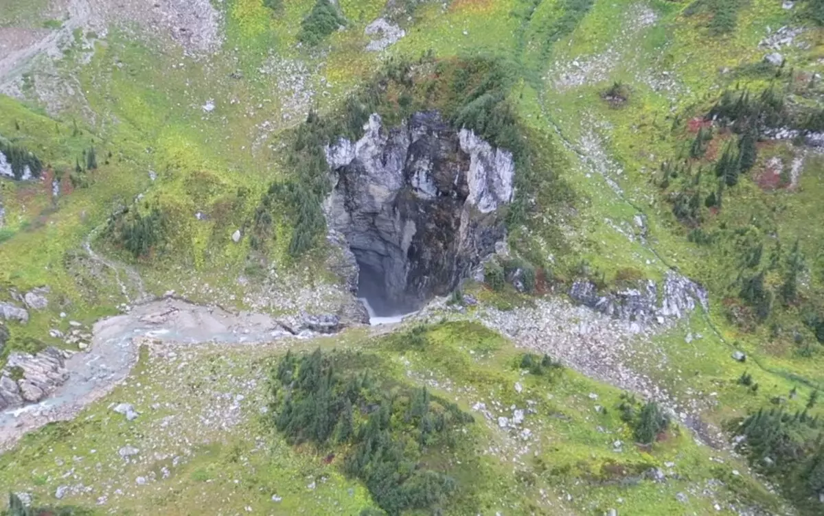कनाडा में, गलती से एक विशाल गुफा मिला: वीडियो