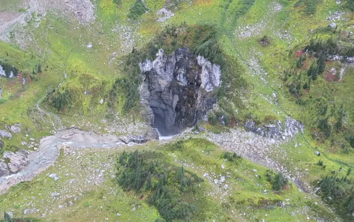 Kanadada, tötänleýin ägirt gowak tapyldy: Wideo