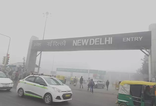 1024px-low_visibility_due_to_smog_at_new_delhi_railway_station_31st_dec_2017_after_9am_dscn8829_1.jpg.
