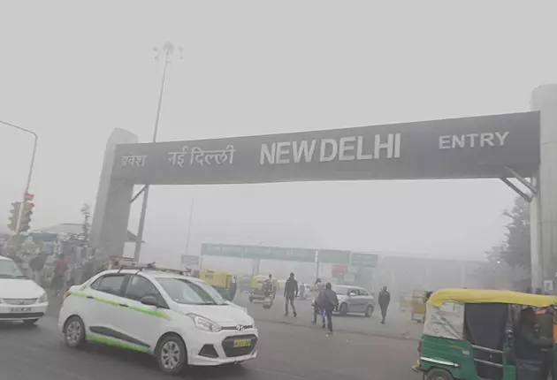 1024px-low_vissibility_due_to_smog_at_new_delhi_railway_station_31st_dec_2017_after_9am_dscn8829_1.jpg