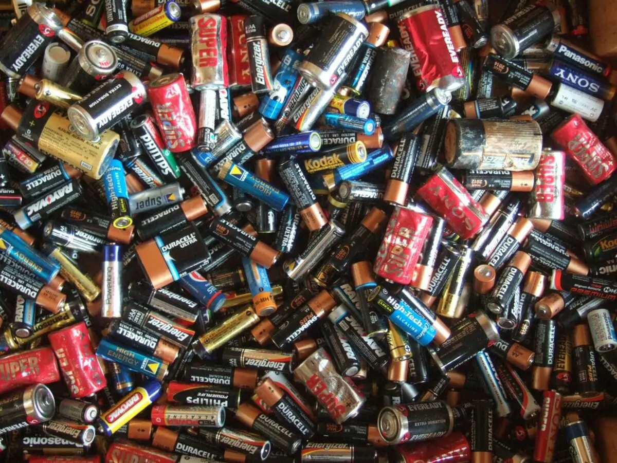 In Rusland worden ze verboden om batterijen samen met andere afval uit te gooien