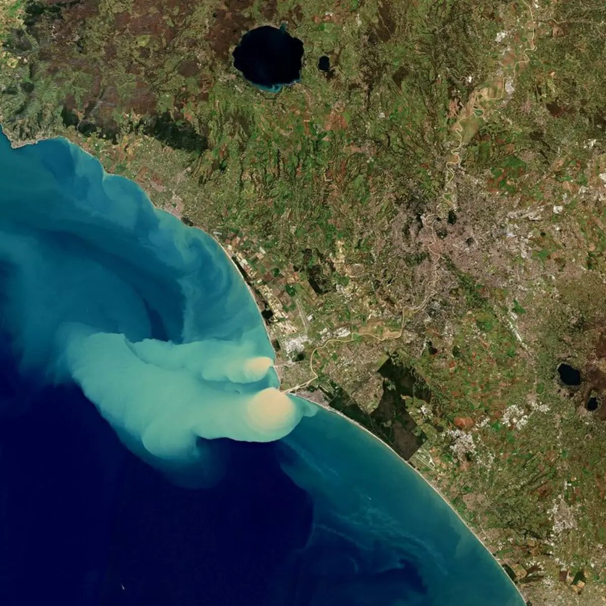 Wolk water in die Tirreense See: foto van die satelliet