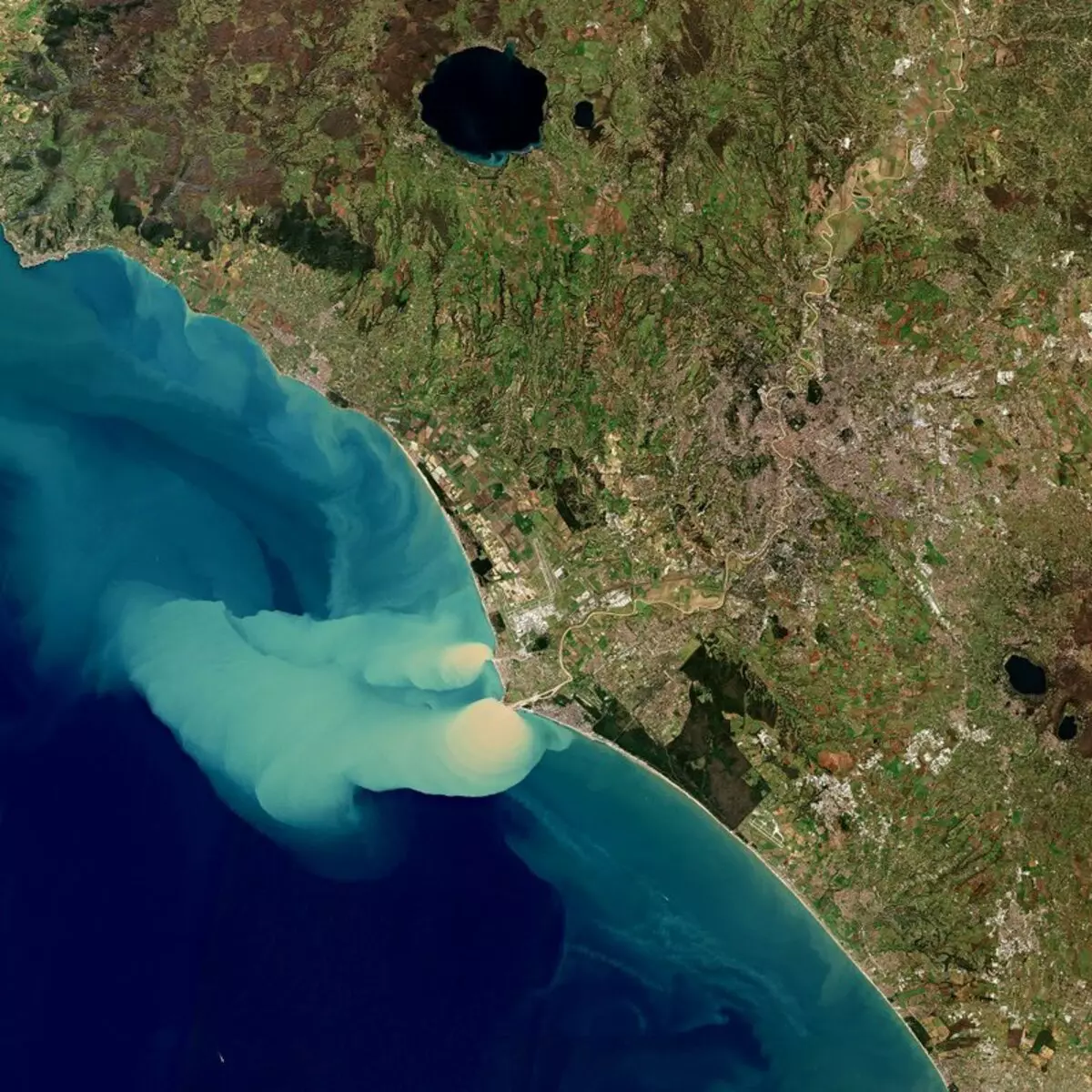 Acqua nuvola nel Mar Tirreno: Foto dal satellite