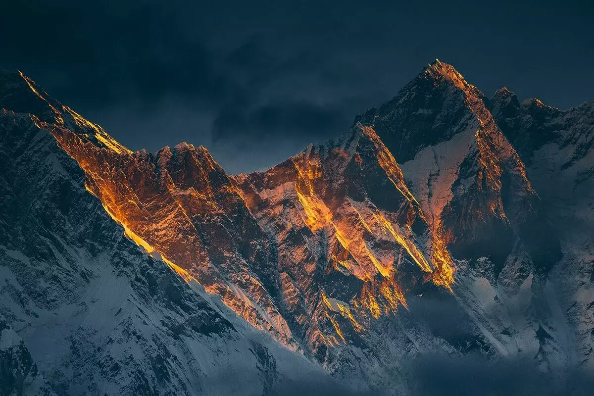 Dawn-stralen op de hellingen van twee acht-duizendheden - Everest en Lhotse, Nepal. Mikhail Samarin