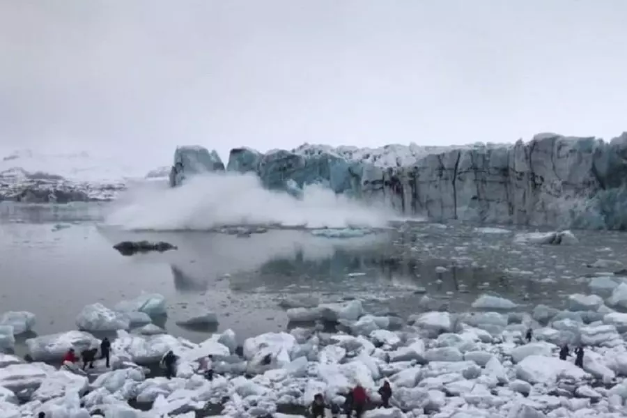 Giant Wave သည်ရေခဲမြစ်ပြိုကွဲပြီးနောက်ခရီးသွား ists ည့်သည်များနှင့်နီးစပ်သောခရီးသွား ists ည့်သည်များ