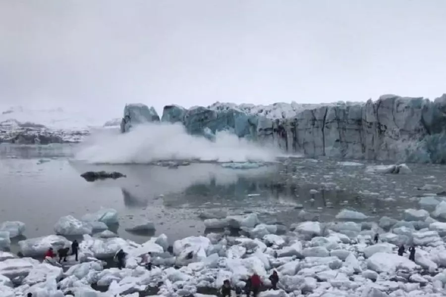 Аварга долгион нь мөсөн голын нуран унасны дараа жуулчдыг бараг бүрдүүлдэг: видео