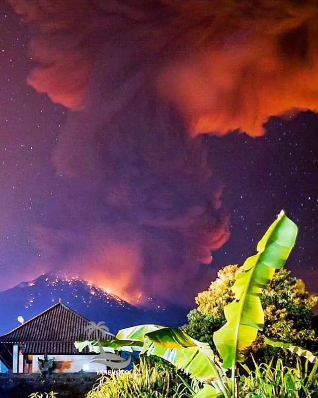 jeblugan gunung kuat ing Bali: video