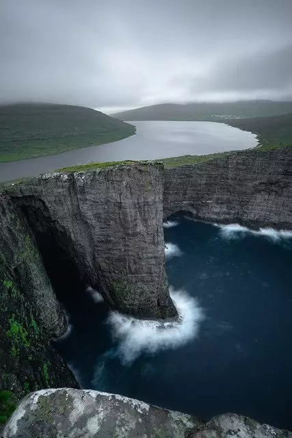 Lago sobre el océano: foto y vídeo