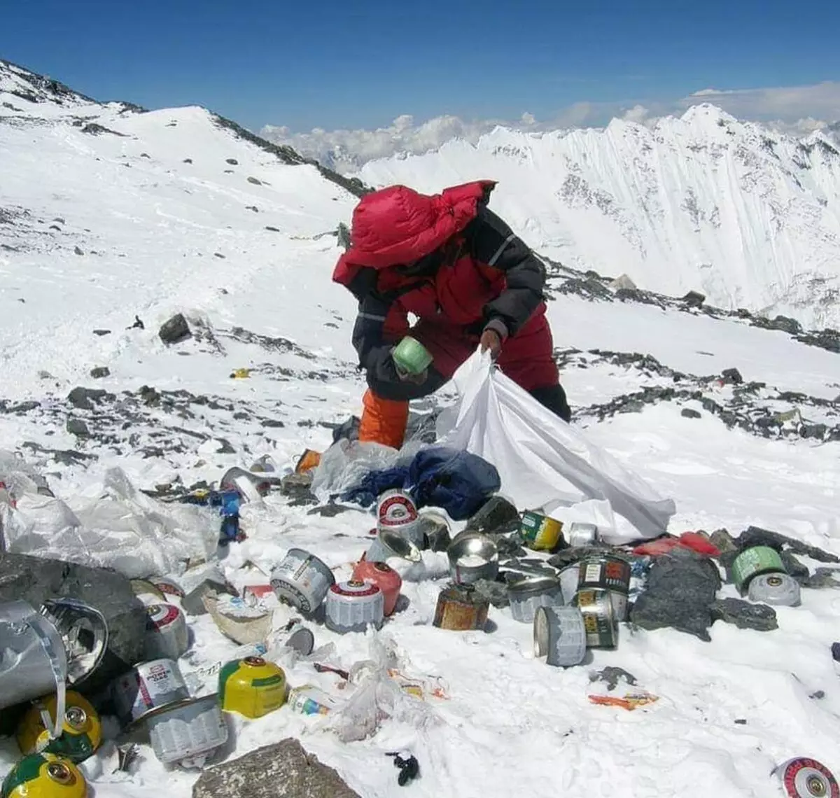 11 tan sampah dikeluarkan dari Everest