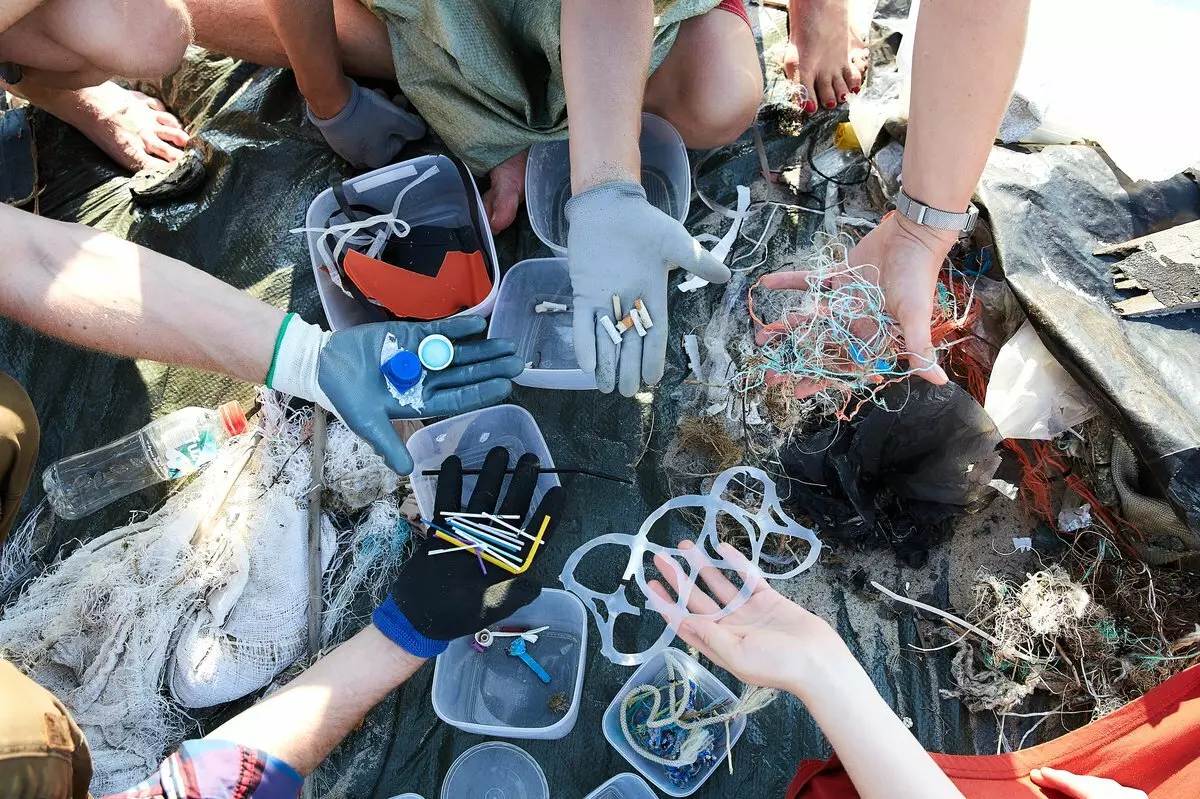 Greenpeace het aangebied om die Ministerie van die Omgewing te eenmalige plastiek verbied