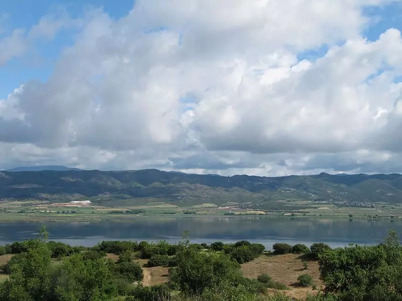 La krono-lago estas seka, unufoje unu el la plej grandaj en Grekio