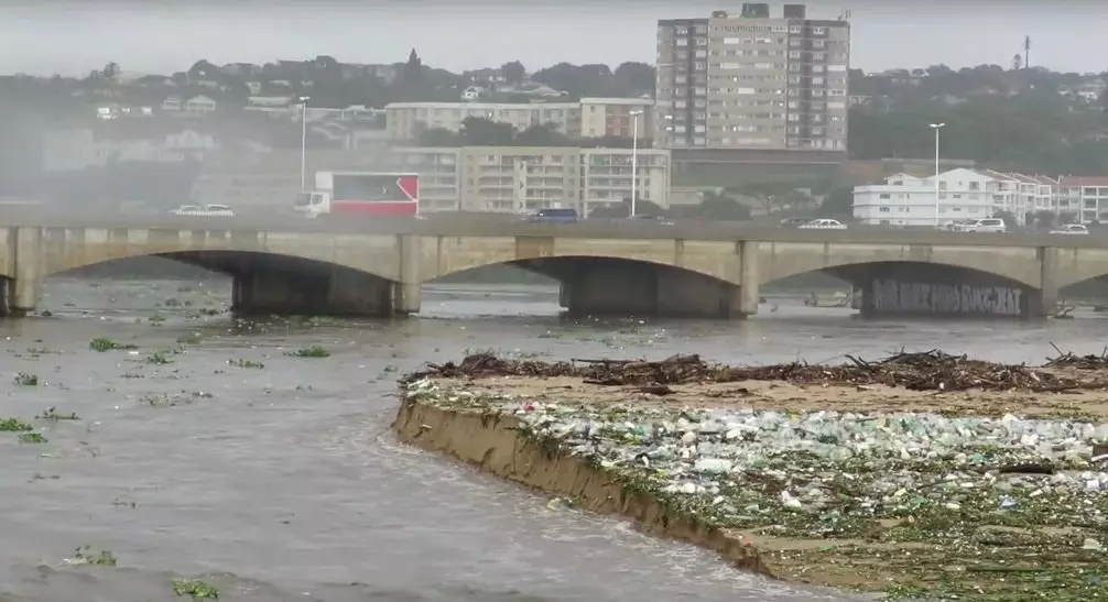 Plastic surf on the beaches of the "green" city of the world: video