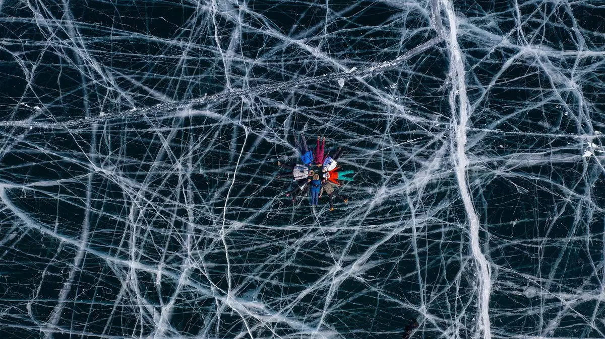 El hielo de Baikal es destruido. Turistas y pescadores advirtieron sobre el peligro.