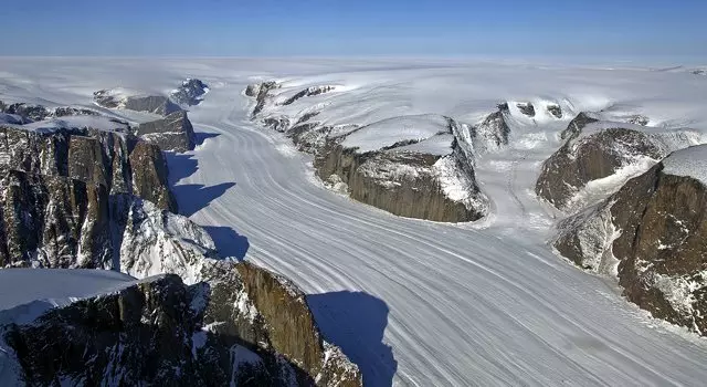 Greenland يىلى, بىر غايەت زور يەر ئاستى دەريادىن بايقىغان